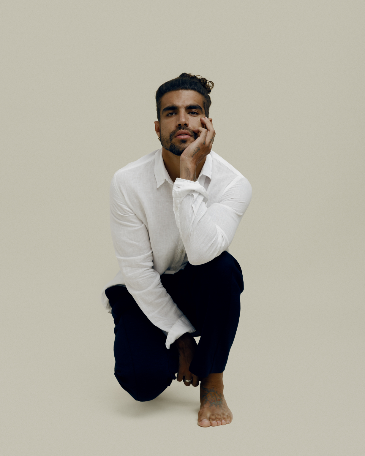 Caio Castro vive solteiro que foge de compromisso em filme da Netflix