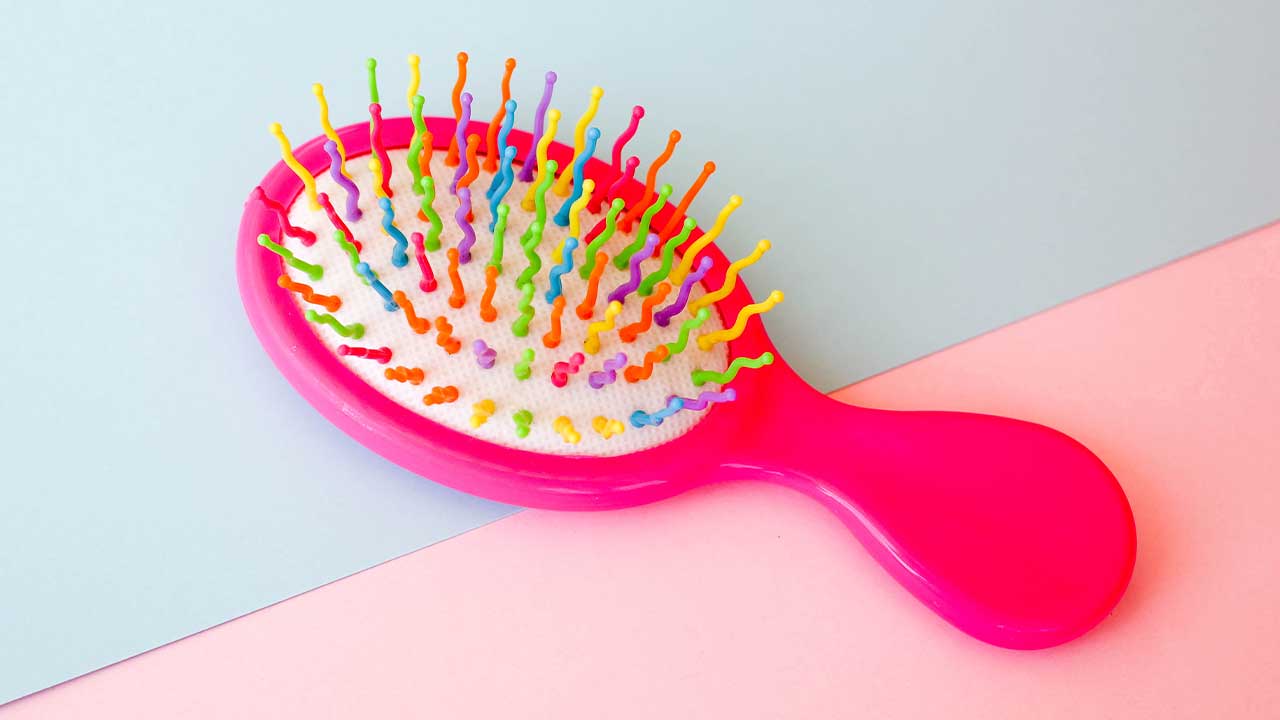 Queda de cabelo em crianças: saiba o que é alopecia infantil e como ...