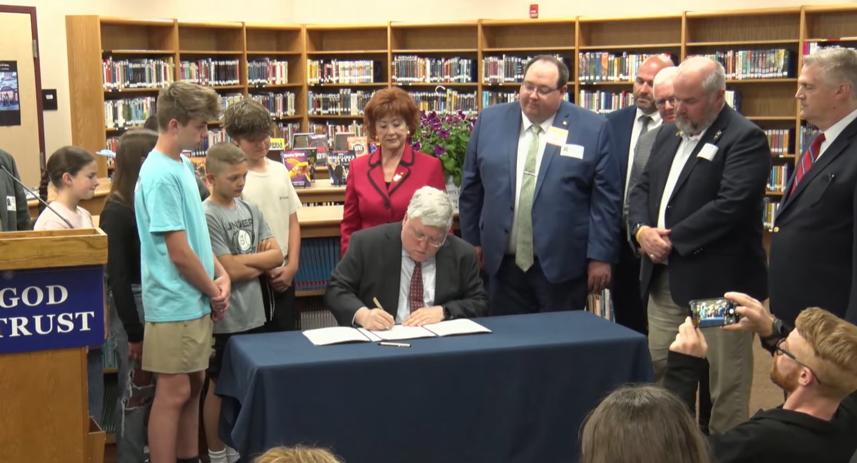 Morrisey signs 'In God We Trust' motto, cellphone class bills into law ...