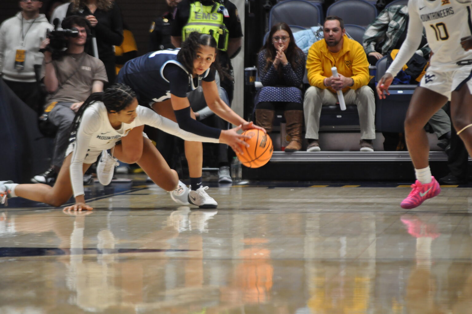 Villanova takes it to 25th-ranked WVU, ends Mountaineers' 21-game home ...