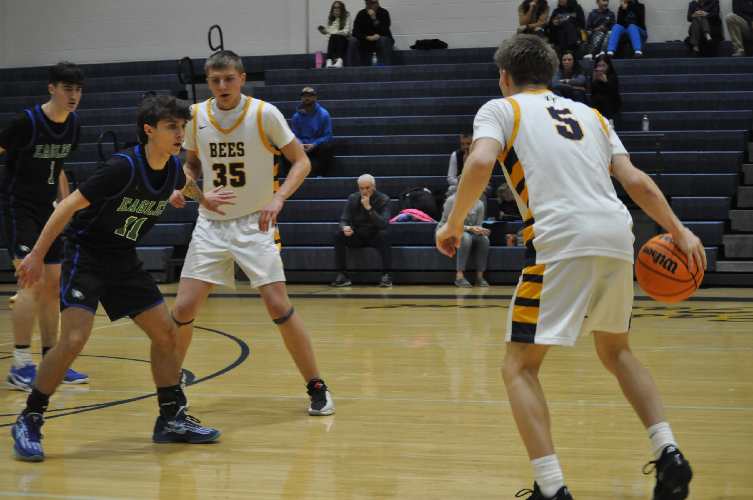 Late free throws from Brand lift Bees in 51-47 victory against Robert C ...