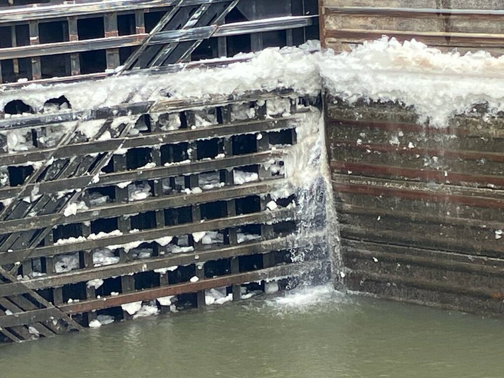 Ice shuts down Ohio River traffic at Willow Island Lock and Dam - WV ...